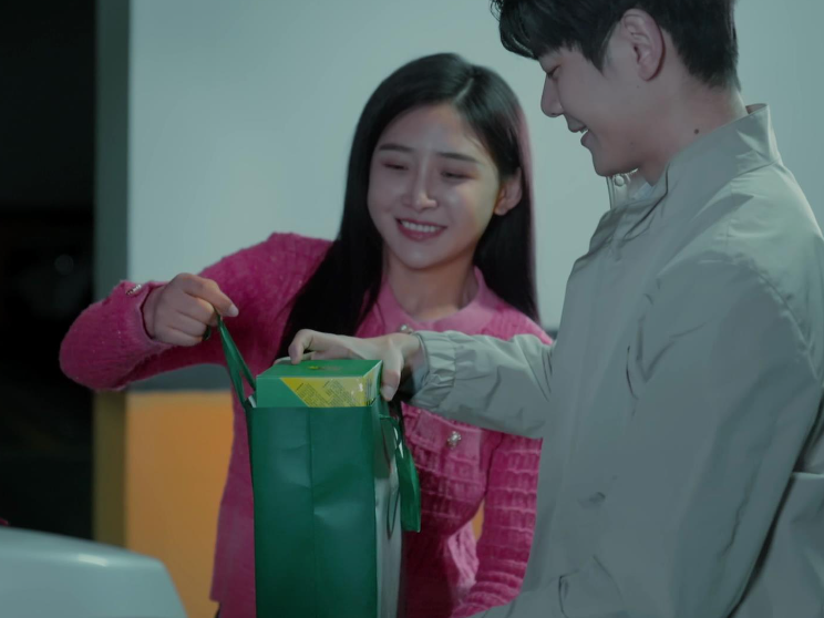 郑州短视频拍摄公司 - 柔和高端白酒微短片惊喜篇_菲力克影视-站酷ZCOOL