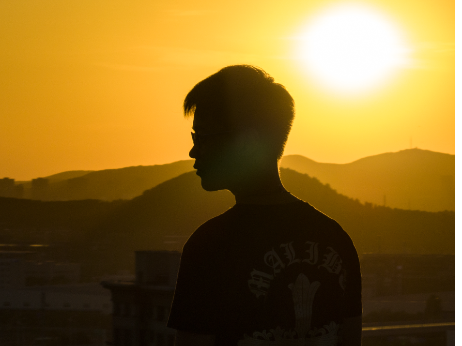 夕阳中的少年_KISENSS-站酷ZCOOL