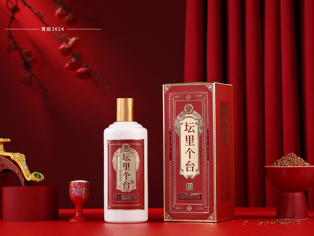 白酒摄影 | 国立坛里个台酱香型白酒_青路-站酷ZCOOL