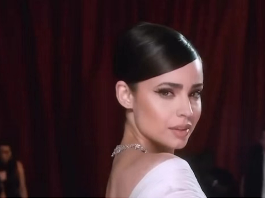 索菲亚·卡尔森的格莱美慢镜头太端庄了_MOCO机械臂拍摄-站酷ZCOOL