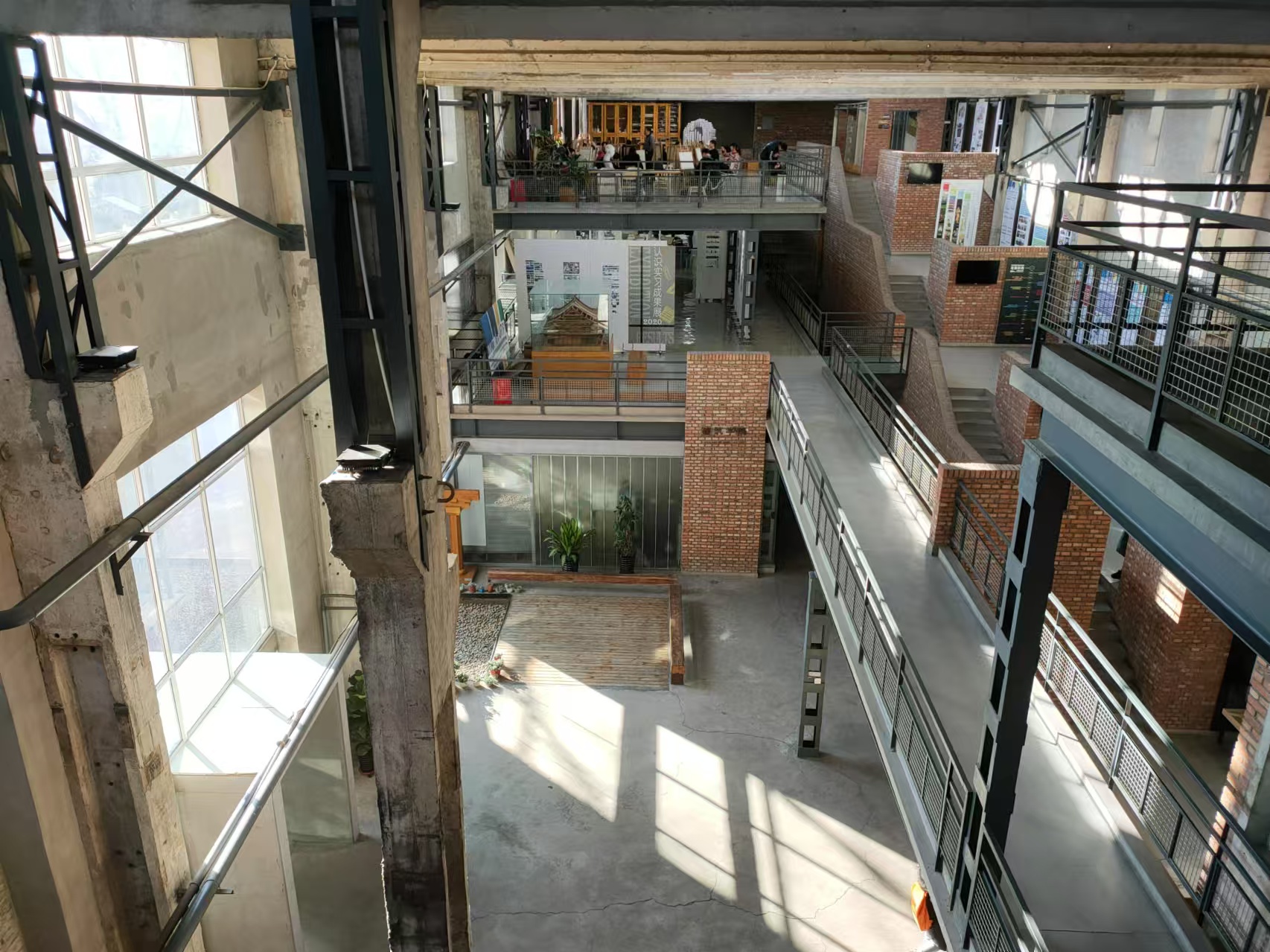 🏢 【现代办公新风尚，这个中庭设计绝了！】 🏢_ZhMao-站酷ZCOOL