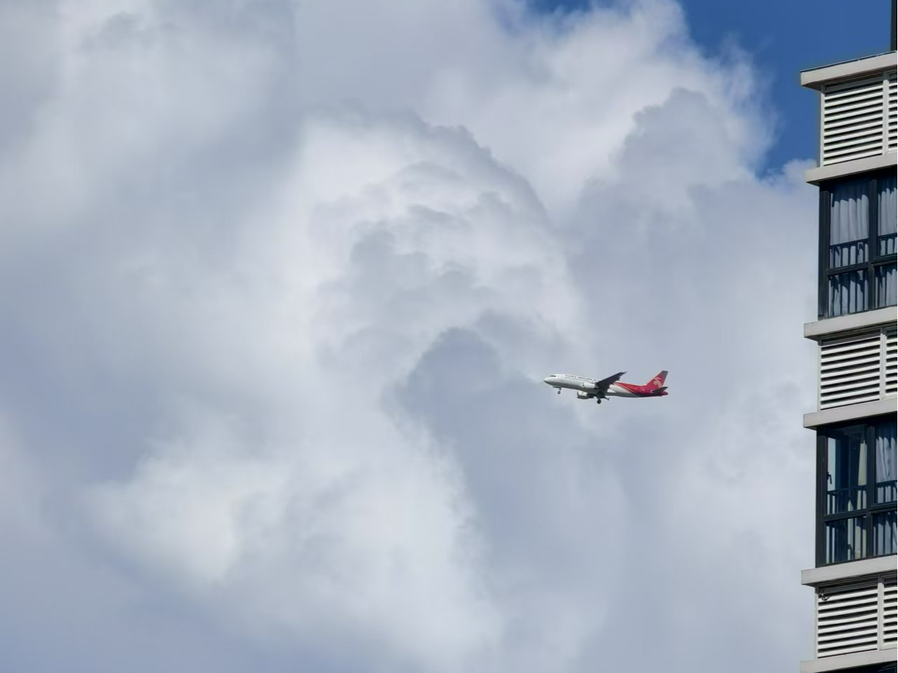 蓝天白云与飞机_小霸道123-站酷ZCOOL