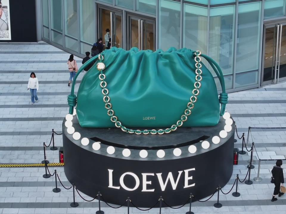 LOEWE/巨型Flamenco Purse手拿包艺术装置 _HaloEffect-站酷ZCOOL