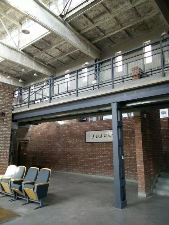 工业风空间：红砖与钢架的艺术碰撞_ZhMao-站酷ZCOOL