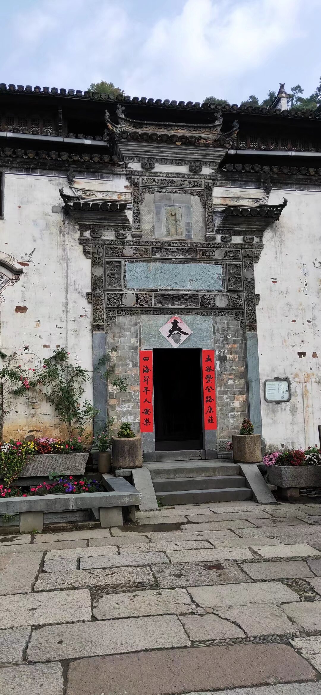 🏮传统建筑前的新春祝福，感受古朴的节日氛围_Carolin_瑶-站酷ZCOOL