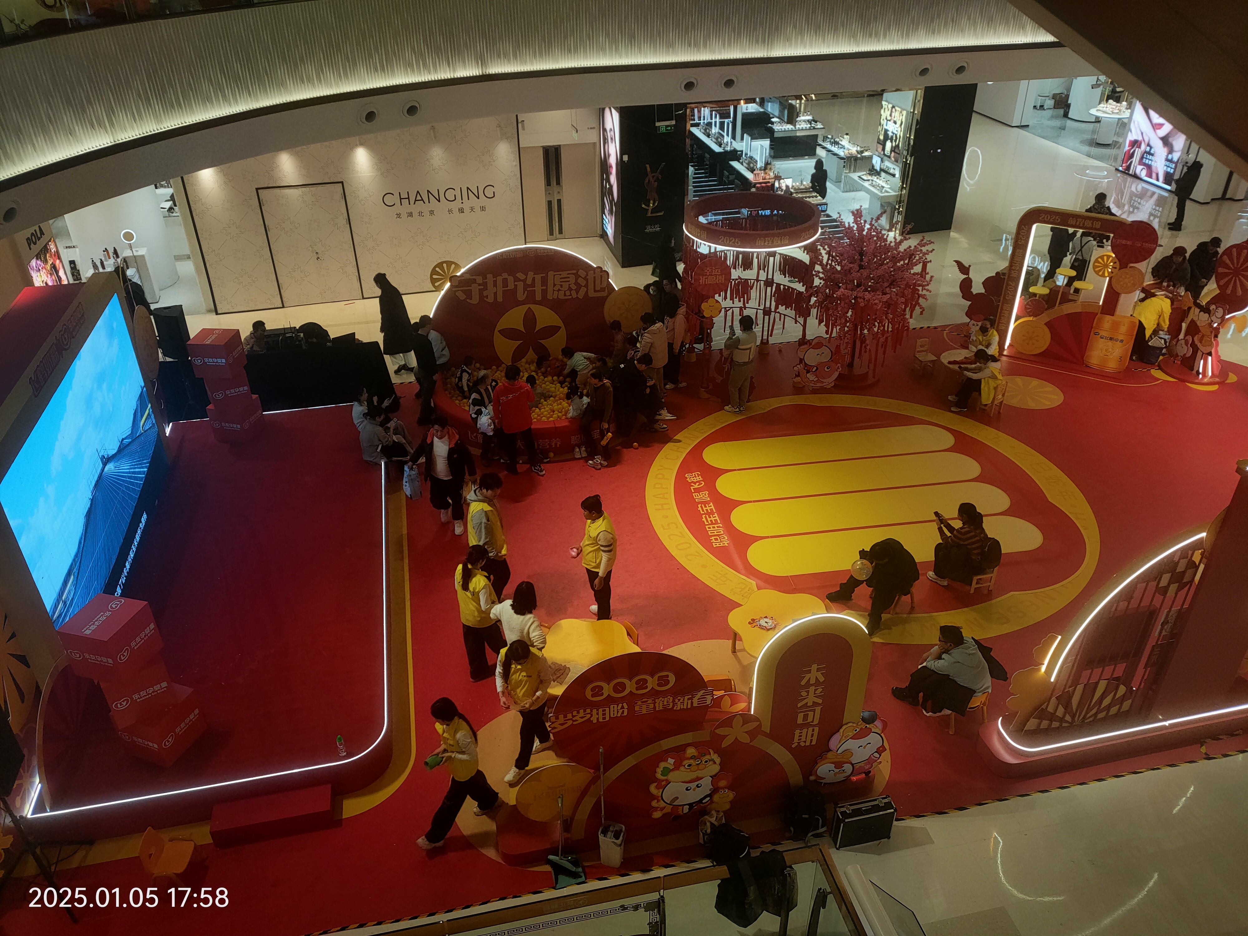 商场里的新春氛围：热闹的许愿池活动_ZhMao-站酷ZCOOL