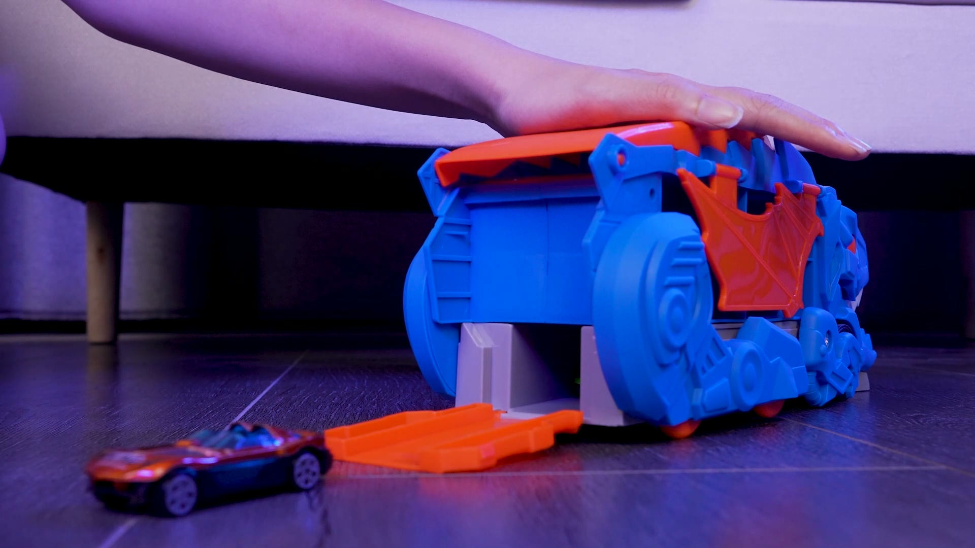 恐龙吞食车玩具样片，大车吃小车_阿弟哥adi-站酷ZCOOL