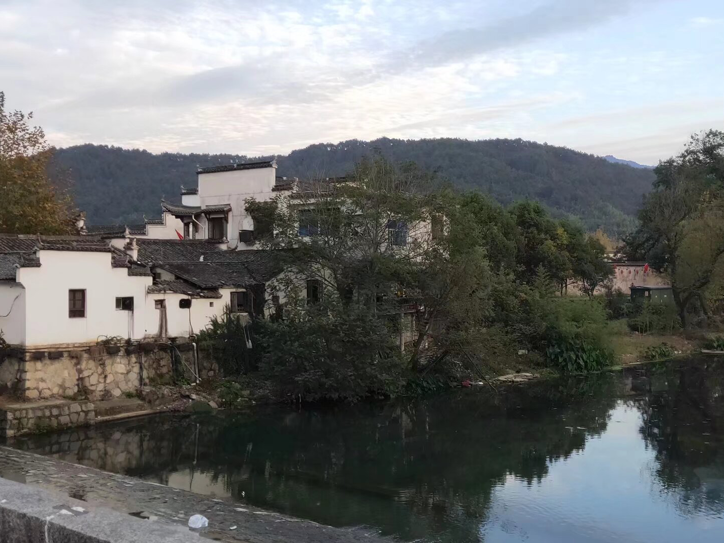 🏞️山水相依，古镇在晨曦中的静谧美_Carolin_瑶-站酷ZCOOL