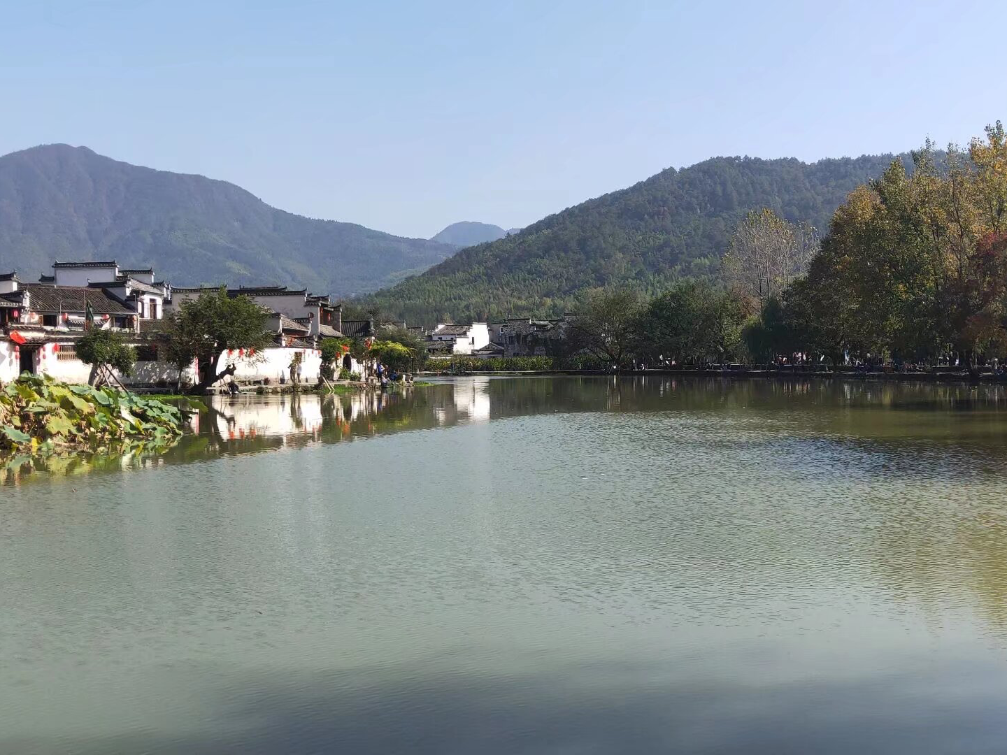 🏘️湖畔古镇，山水画卷中的徽派韵味_Carolin_瑶-站酷ZCOOL