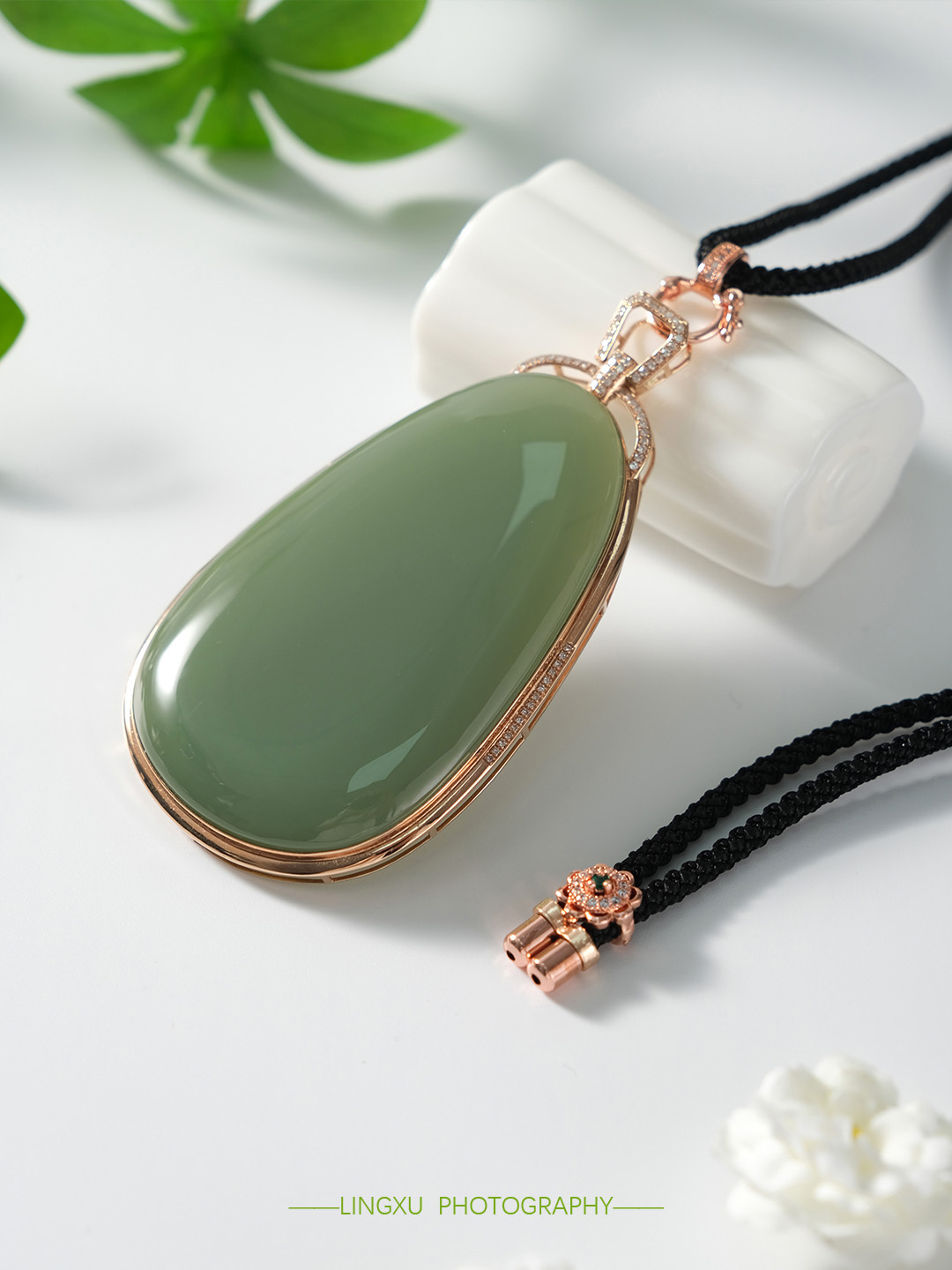 简约白色场景和田碧玉吊坠拍摄_凌虚摄影-站酷ZCOOL