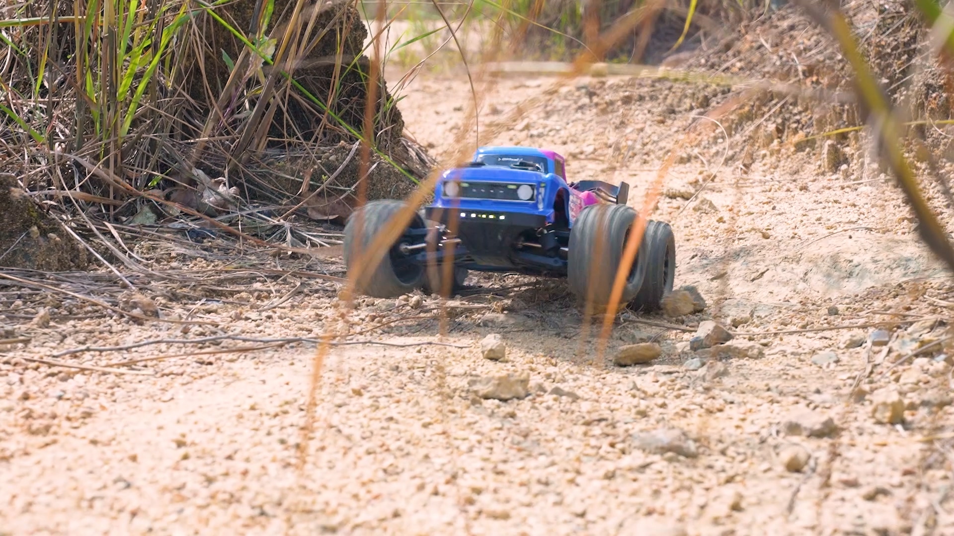 极速60km/h的RC高机动遥控越野车，高速模型玩具车样片_阿弟哥adi-站酷ZCOOL