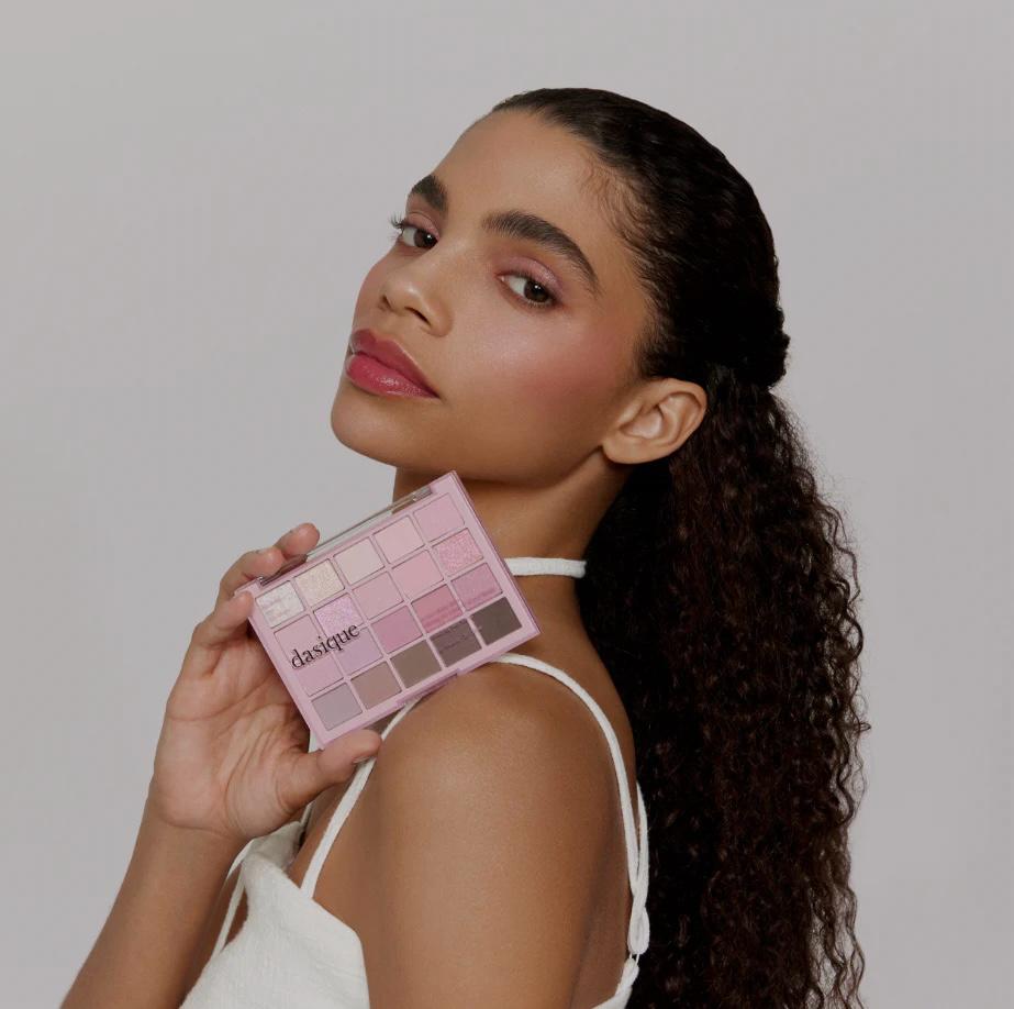 拉美裔小麦色女外模彩妆拍摄巴掌脸女模爆炸头口红平面_优思外模经纪didi-站酷ZCOOL