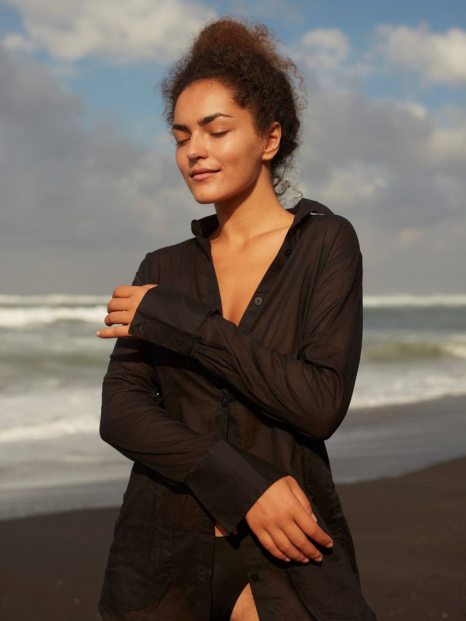 外模拍摄｜海边超出片黑色衬衫 ️ ZHIMEI PHOTO_ZHIMEIPHOTO-站酷ZCOOL