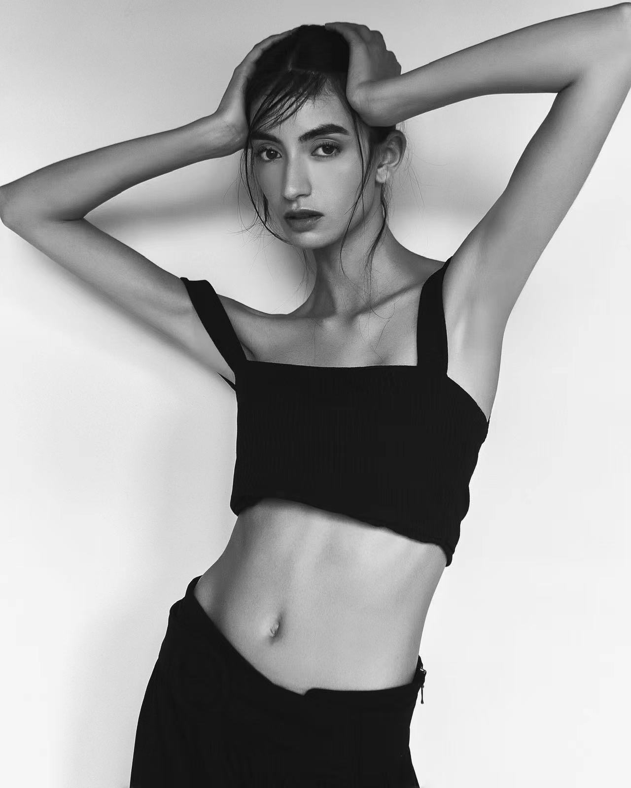 极简风高级感女外模骨感黑白照松弛感巴西女模大牌感_优思外模经纪didi-站酷ZCOOL