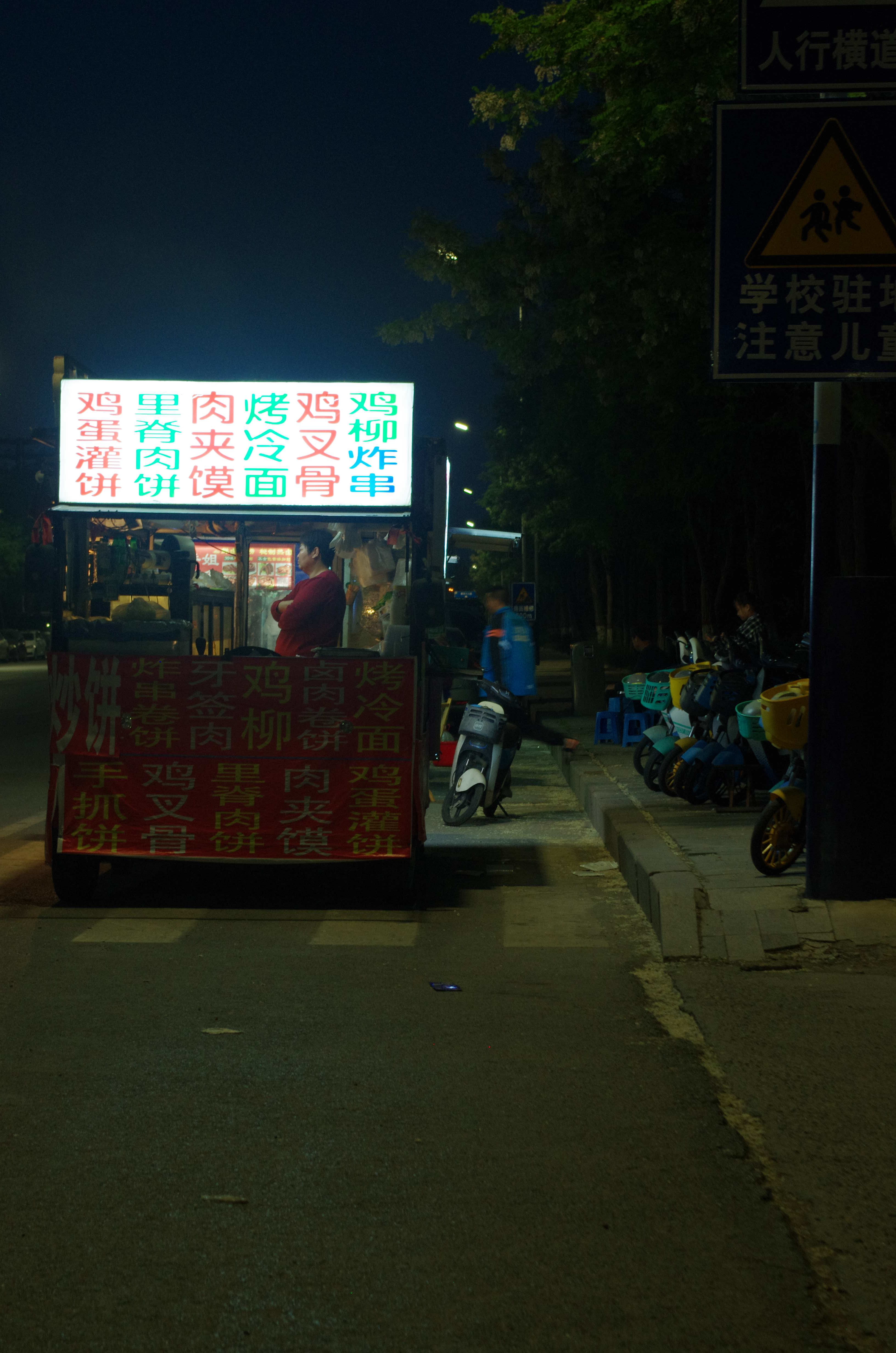 地推时偷闲拍照_冉阿让的宾得K5-站酷ZCOOL