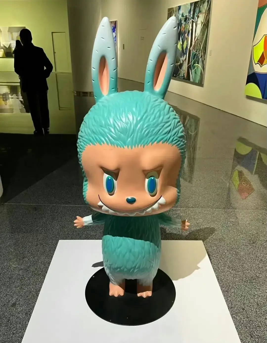 初代LABUBU拍出108万/小米汽车公布YU7设计手稿/大卫·霍克尼首个沉浸式艺术展登陆上海_站酷资讯-站酷ZCOOL