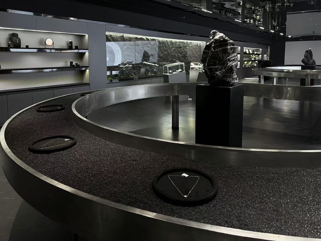 黑鲸设计 | GENTLE INTUITION 珠宝店的暗黑美学场域_黑鲸设计HJDesign-站酷ZCOOL
